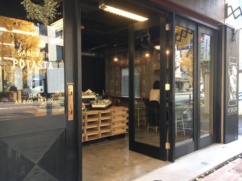 【POTASTA（ポタスタ）千駄ヶ谷店】ボリュームたっぷりカラフルな丸いサンドイッチ | さんぽみちで迷子